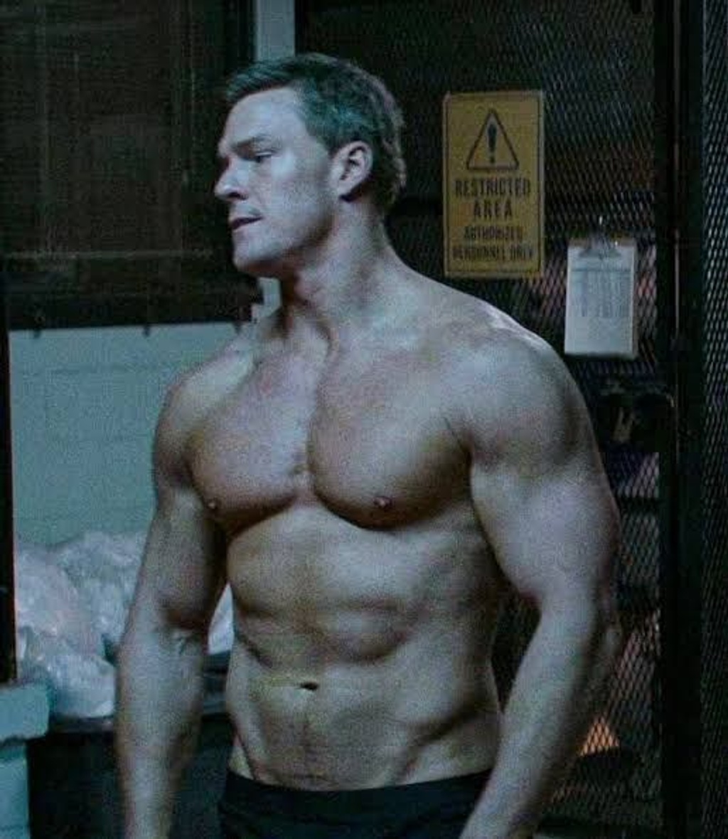 Alan ritchson as the incredible hulk movie still, mu...