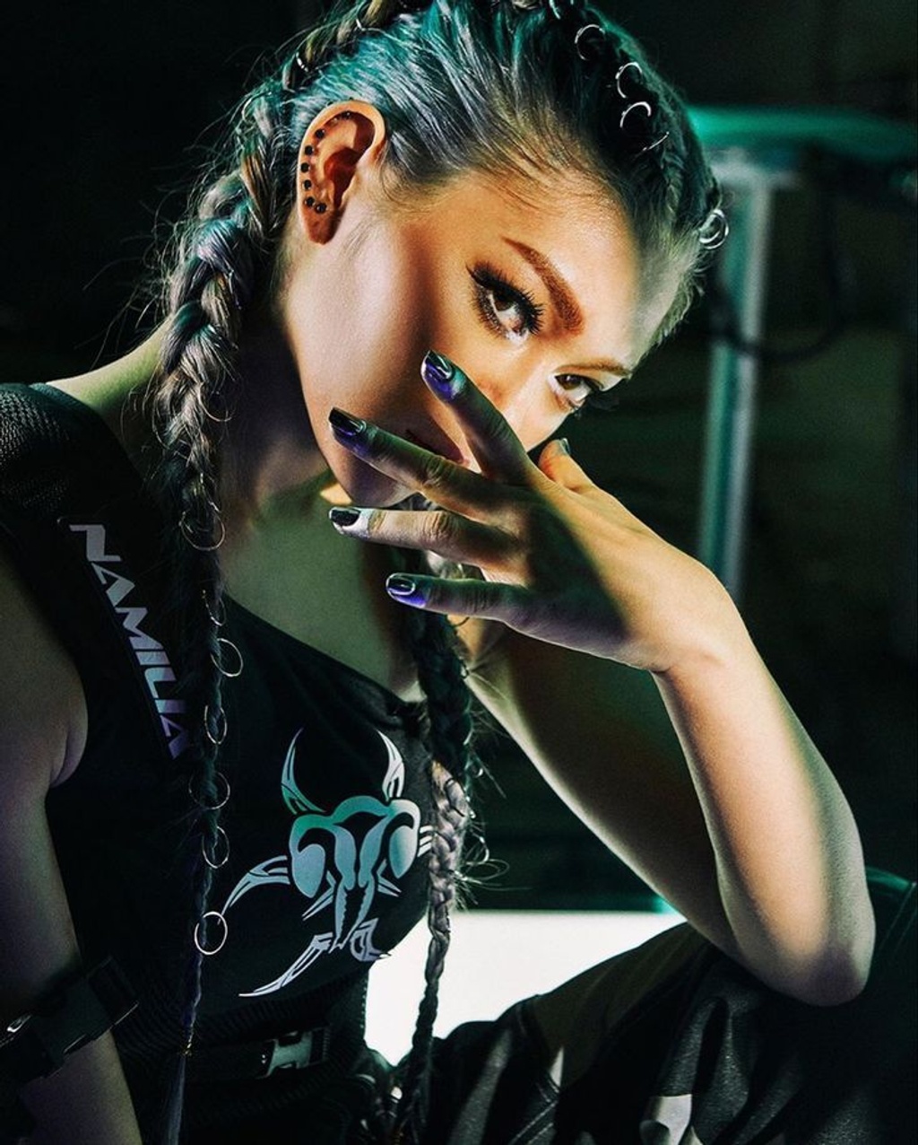 A gothic AleXa, kpop idol, in a dystopian city and n... | OpenArt