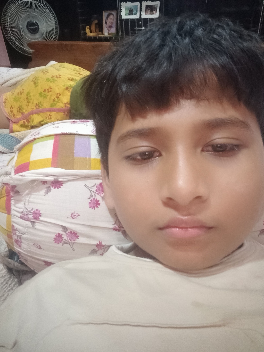 2d Cute cartoon pale alien boy in spacesuit looting...