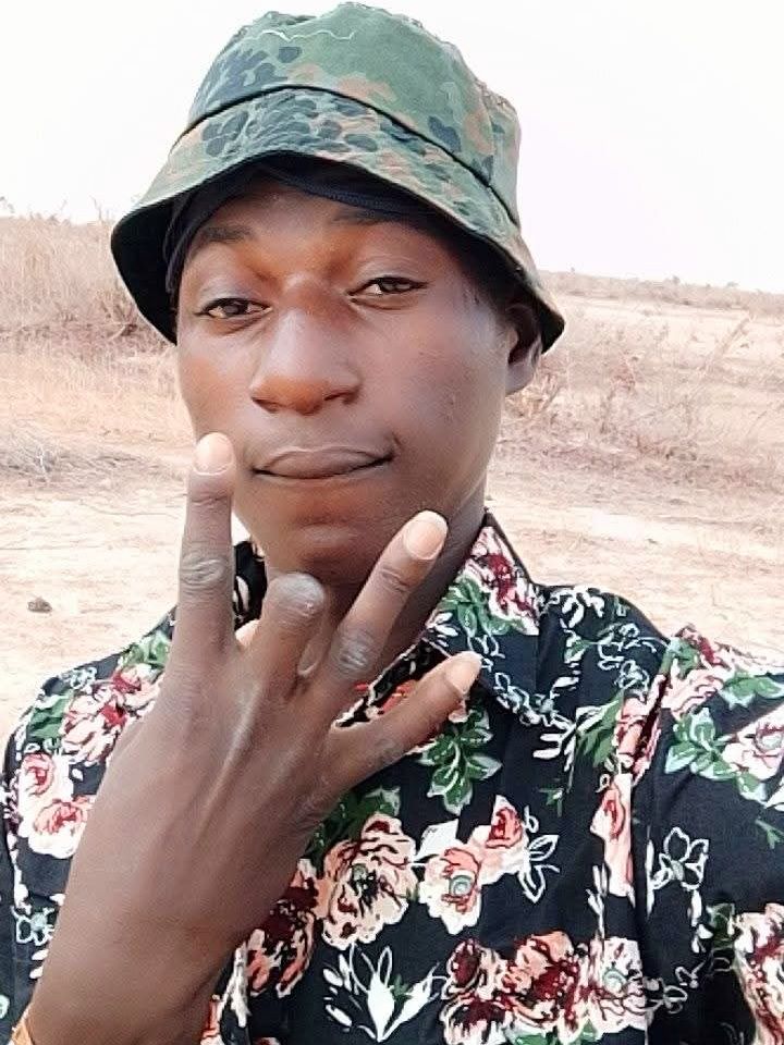 Comment dire ALi Boubacar debout dans un désert avec...