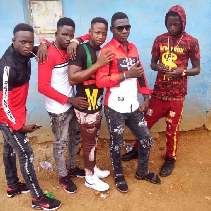 Navigation dans les groupes d'amis ALi Boubacar